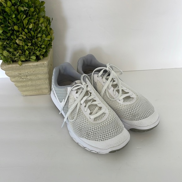 Nike | Shoes | Nike Flex White Sneakers Size 85 | Poshmark